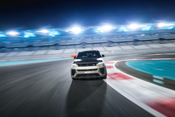 Range Rover Sport SV : Il défi le chrono avec brio - Drivers Life